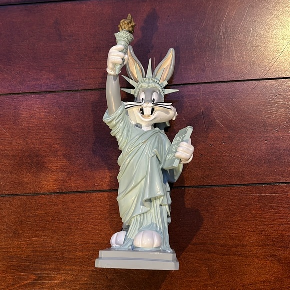 Warner Bros. | Accents | 9 996 Bugs Bunny Statue Of Liberty Official ...